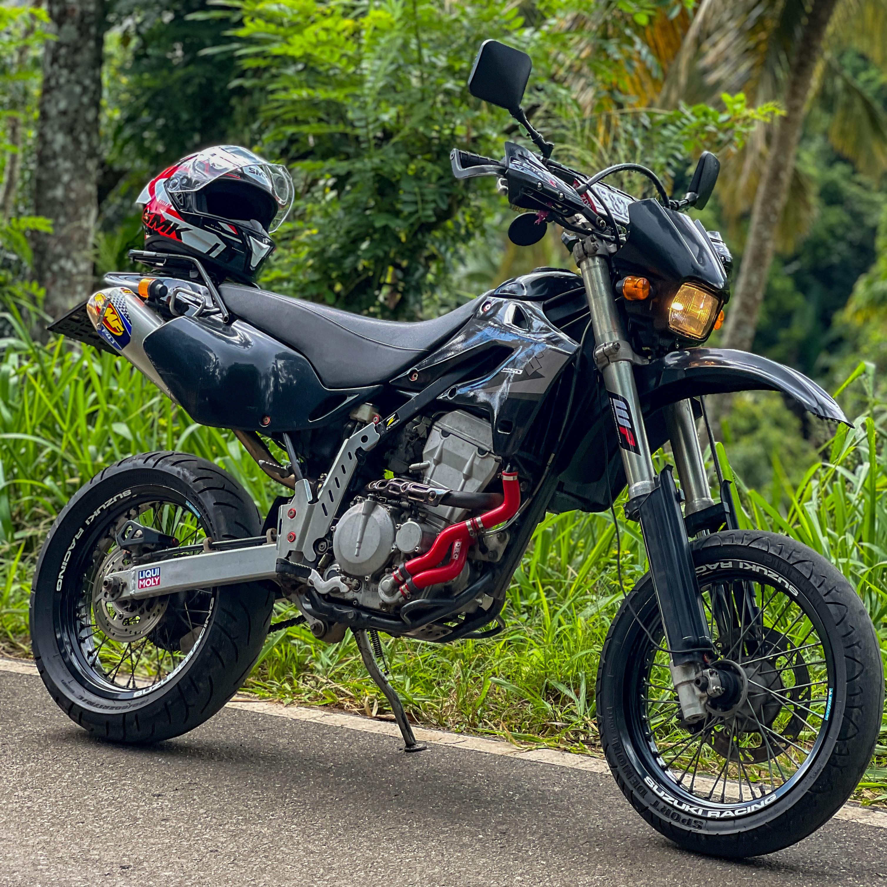 SB Tracker Graphic Kit - Sticker World